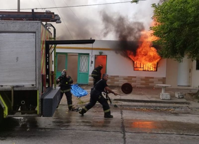 VIDEO | Incendio y alarma por el incendio en una vivienda en zona norte de La Plata