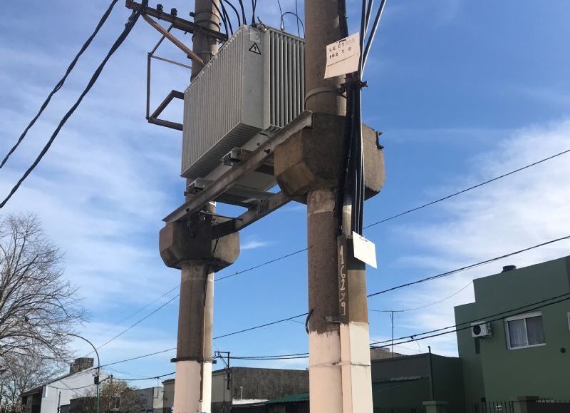 Explotó un transformador de luz en 13 y 164 y dejó sin luz a varias ...